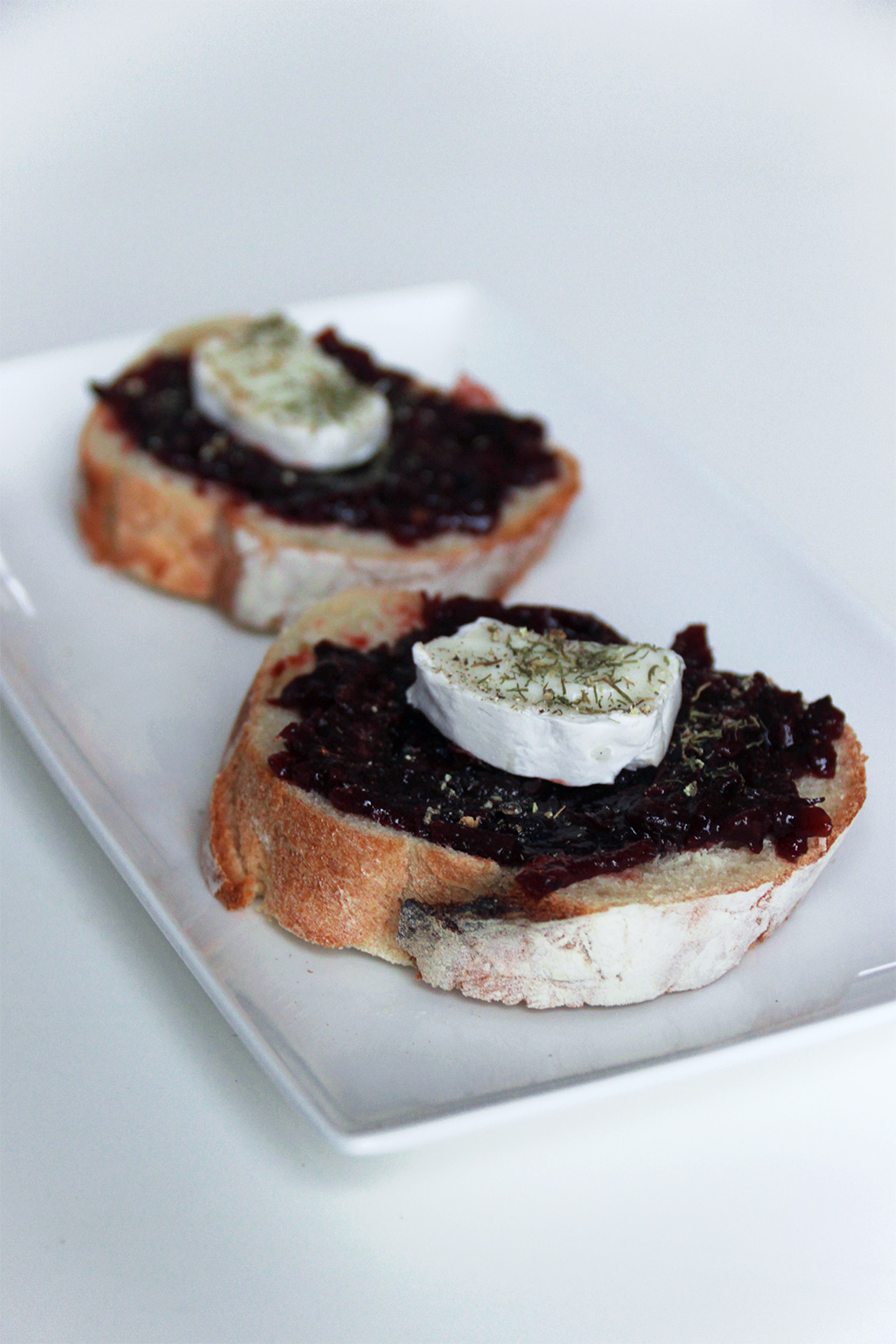 Toasts betterave, chèvre, aneth - Not parisienne