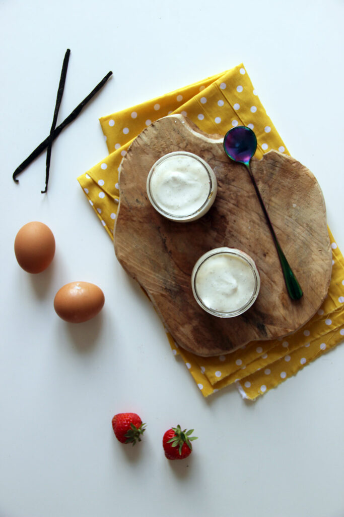 Mousse vanille sur lit de fraises - Not parisienne