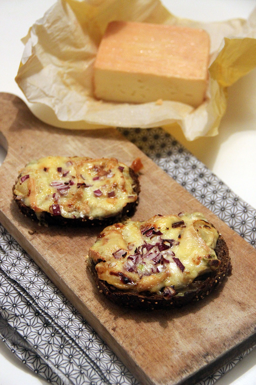 Tartines au four au maroilles et compotée d'endives - Not parisienne