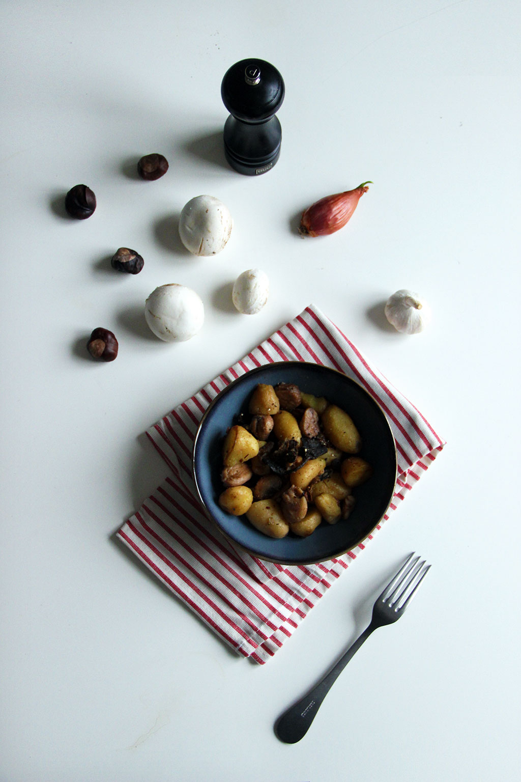 Poêlée de pommes de terre grenaille, raisins secs et cèpes - Not parisienne