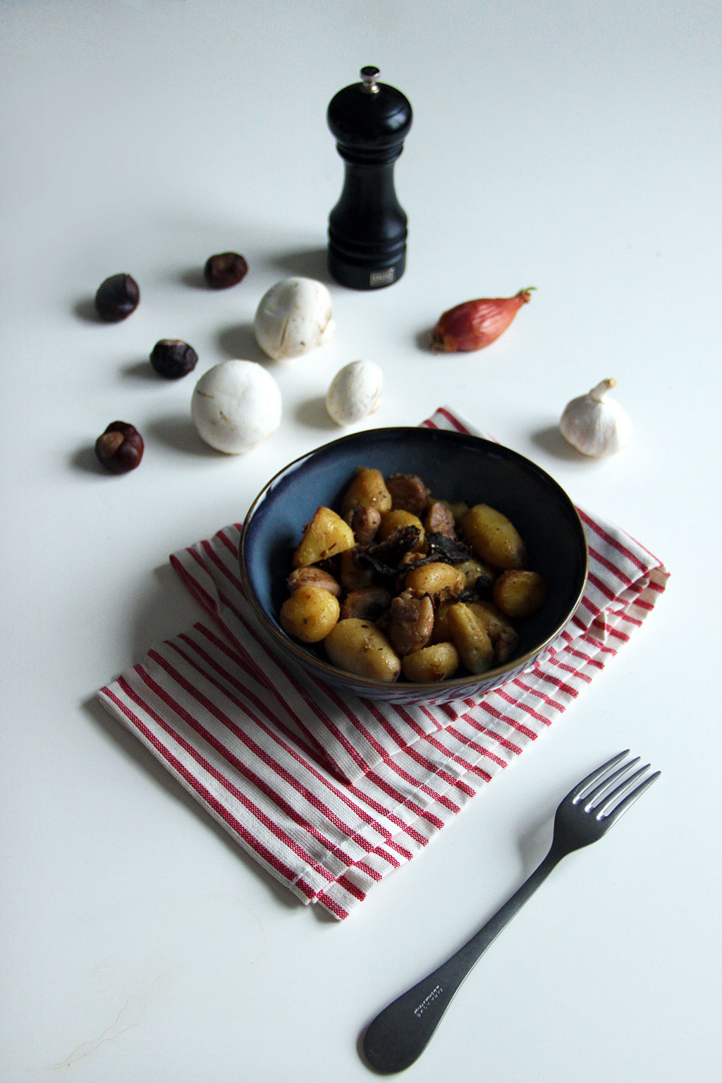 Poêlée de pommes de terre grenaille, raisins secs et cèpes - Not parisienne