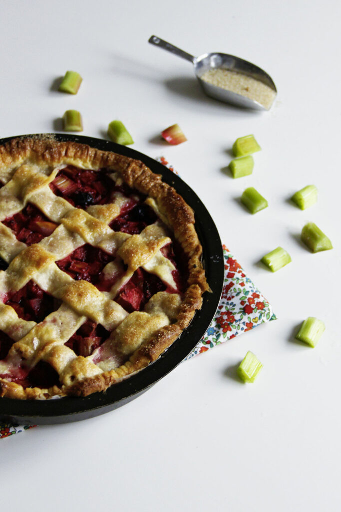 Tourte à la rhubarbe et aux fruits rouges - Not parisienne