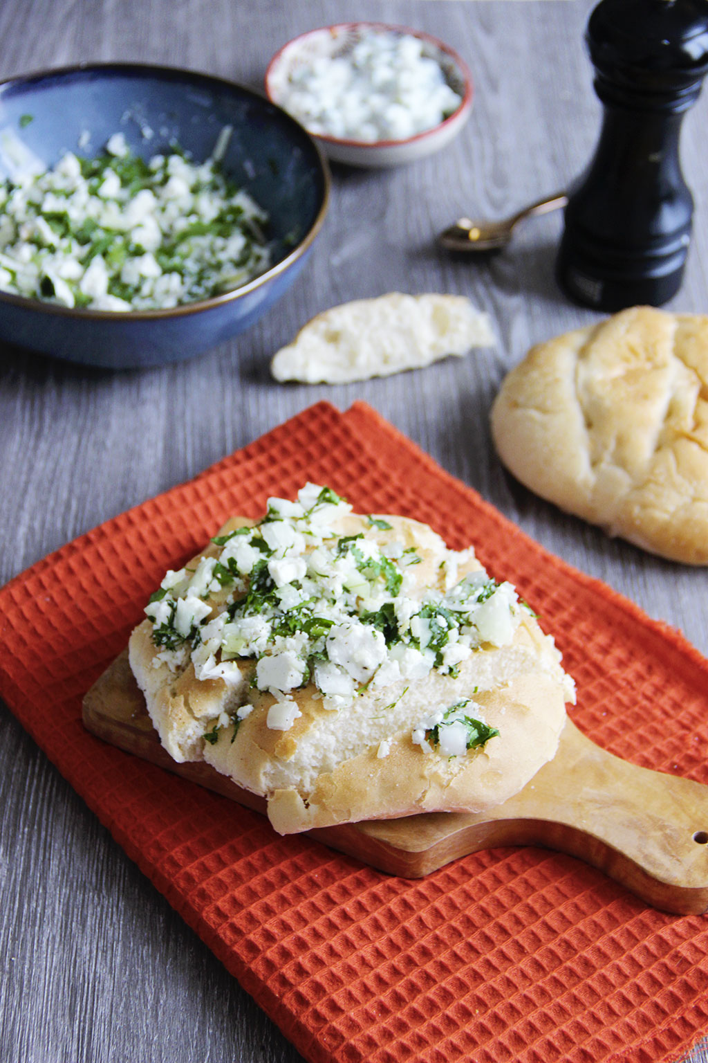 Pain garni à la feta à la turque - Not parisienne