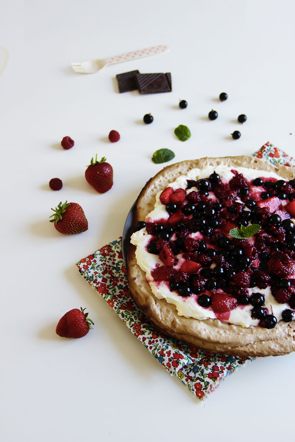 Pavlova au chocolat et fruits rouges - Not parisienne